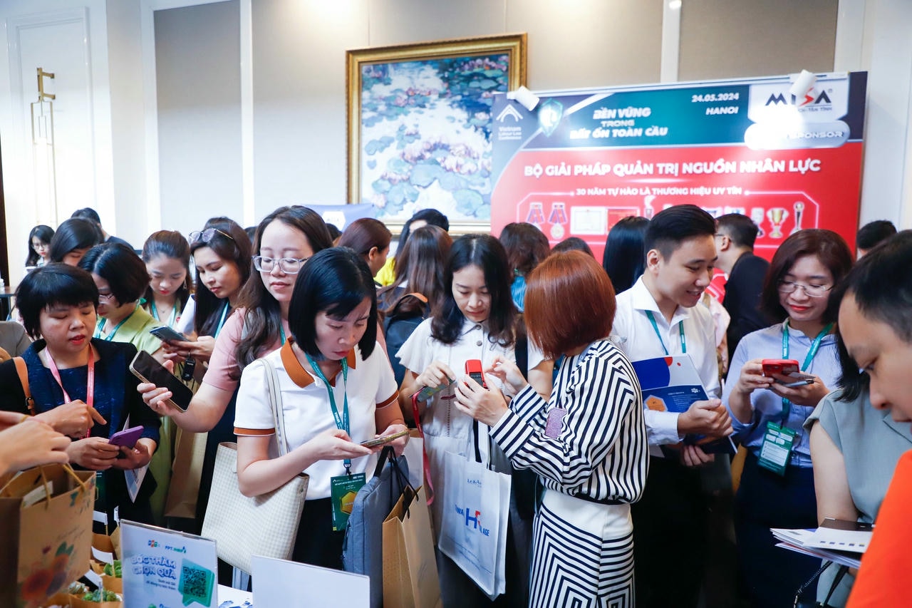 FPT IS presents digital ecosystem to create a happy workplace - FPT IS - EN