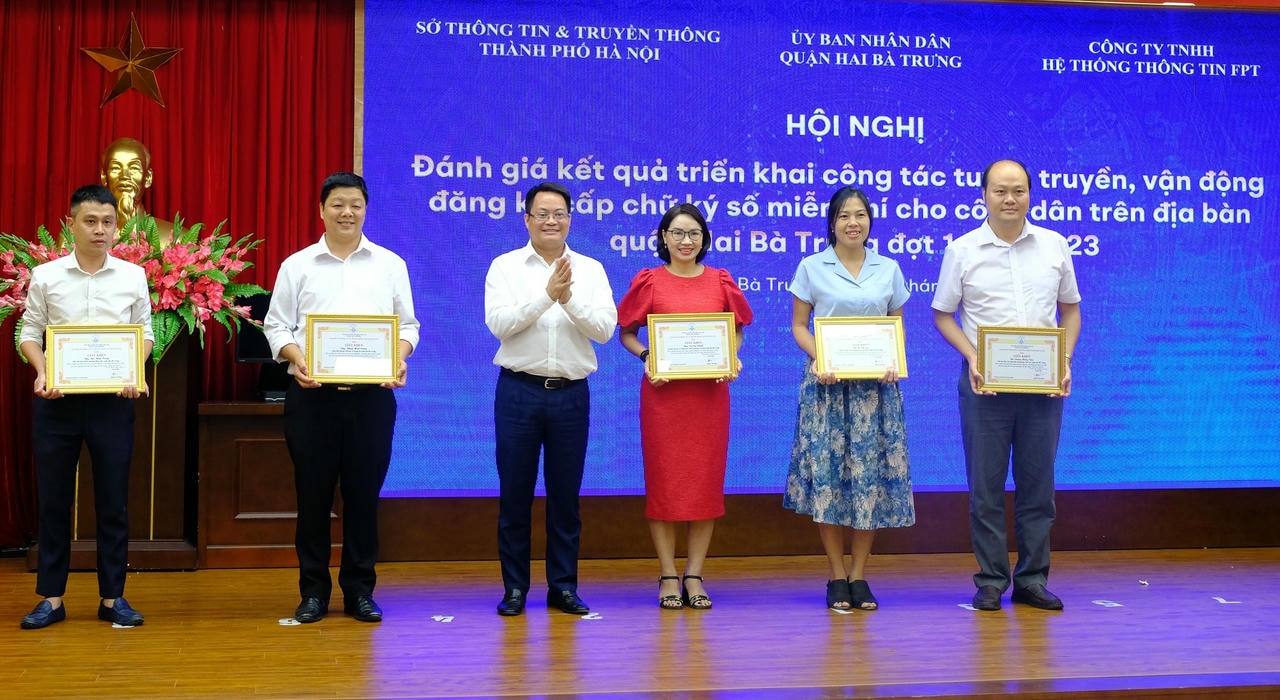 Hai Ba Trung district and FPT Corporation complete issuing digital ...